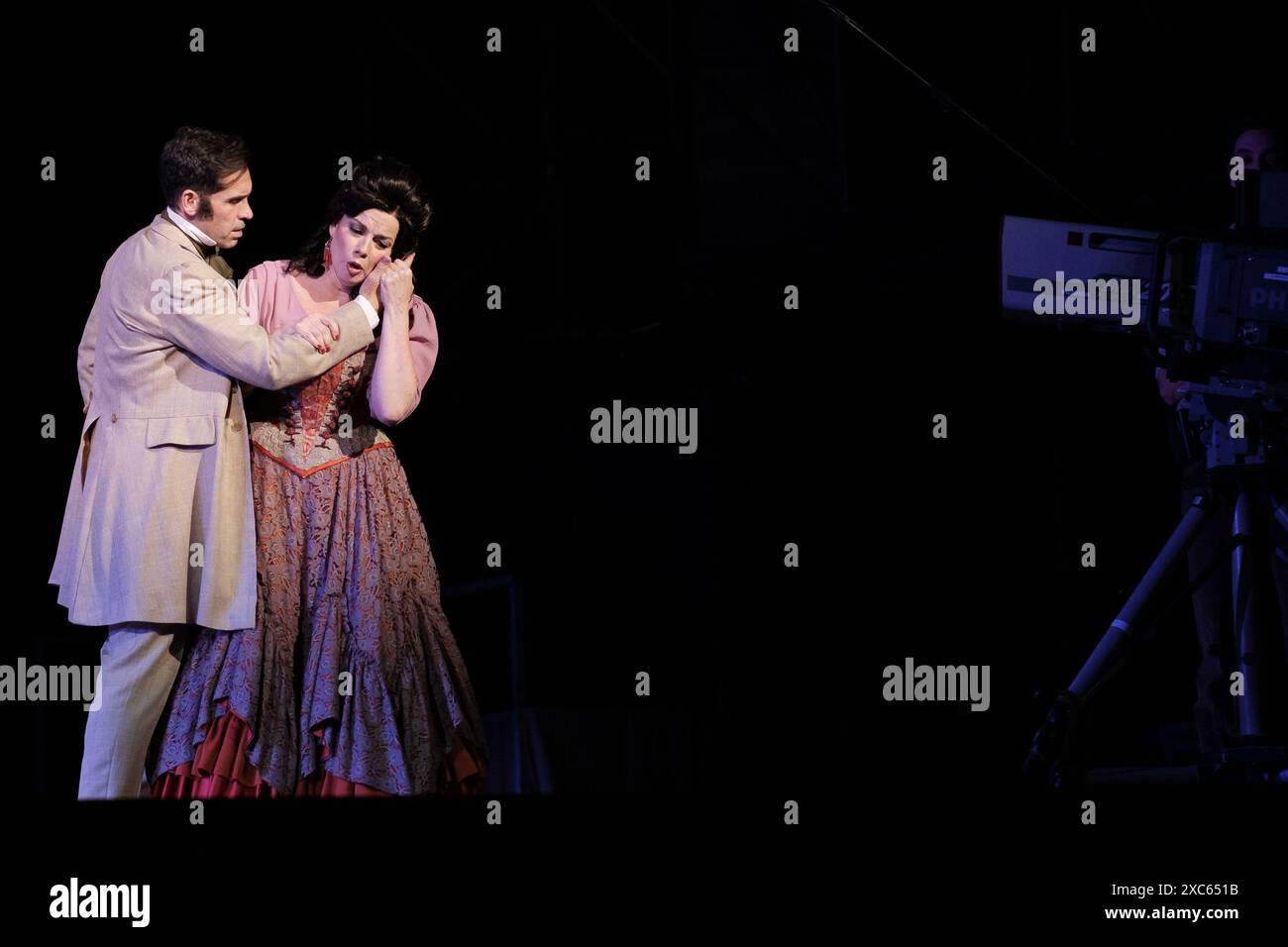 Singers perform during representation of the opera ‘Dona Francisquita ...