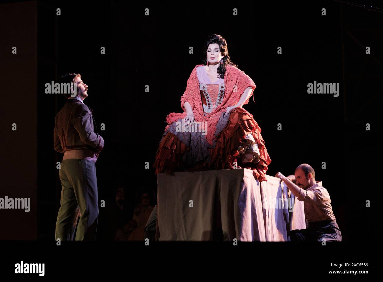 Singers perform during representation of the opera ‘Dona Francisquita ...