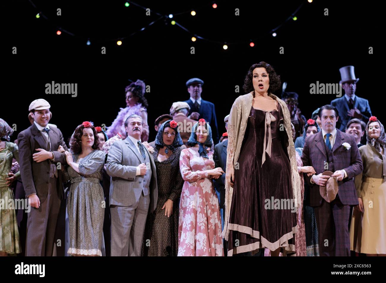 Singers perform during representation of the opera ‘Dona Francisquita ...