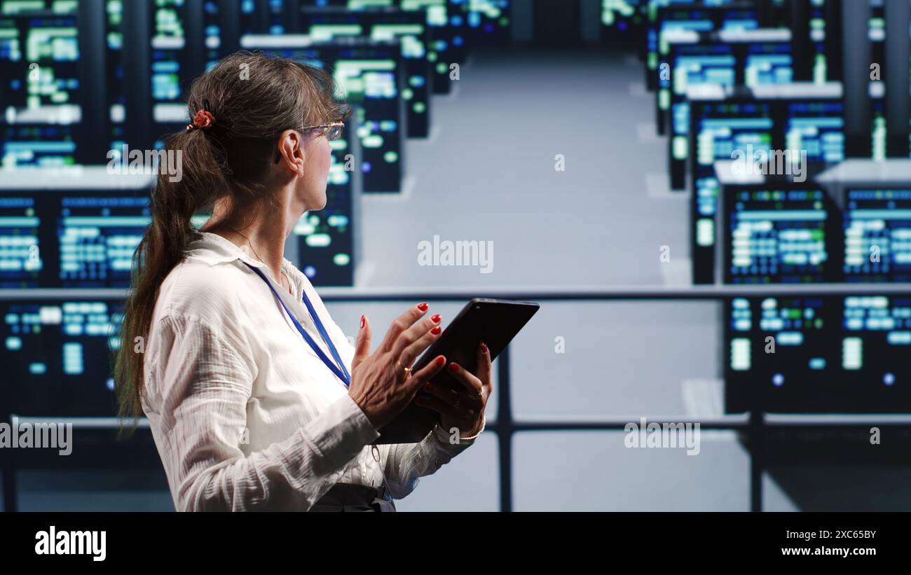 Supervisor server hub management hi-res stock photography and images ...