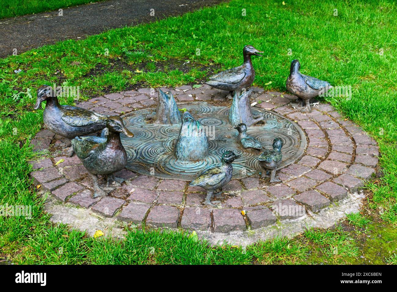 Bronze duck pond hi-res stock photography and images - Alamy