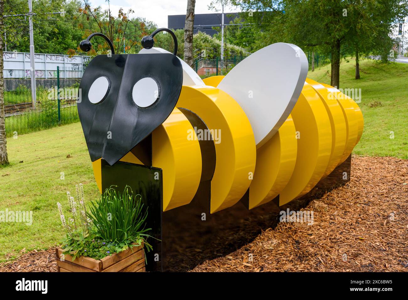 Bee sculpture hi-res stock photography and images - Alamy