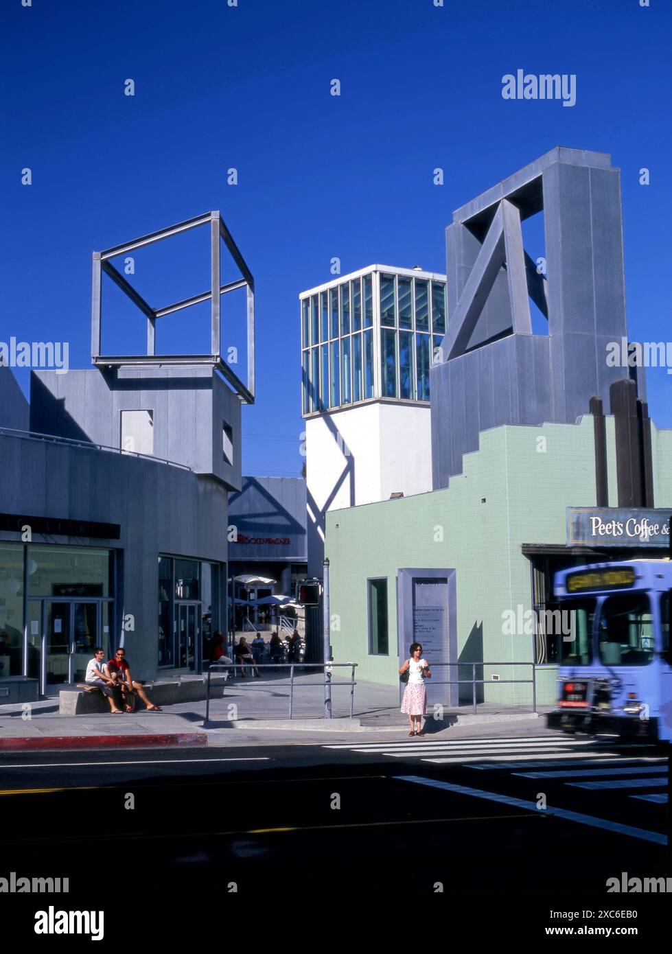 A building designed by architect Frank Gehry on Main Street in Santa ...