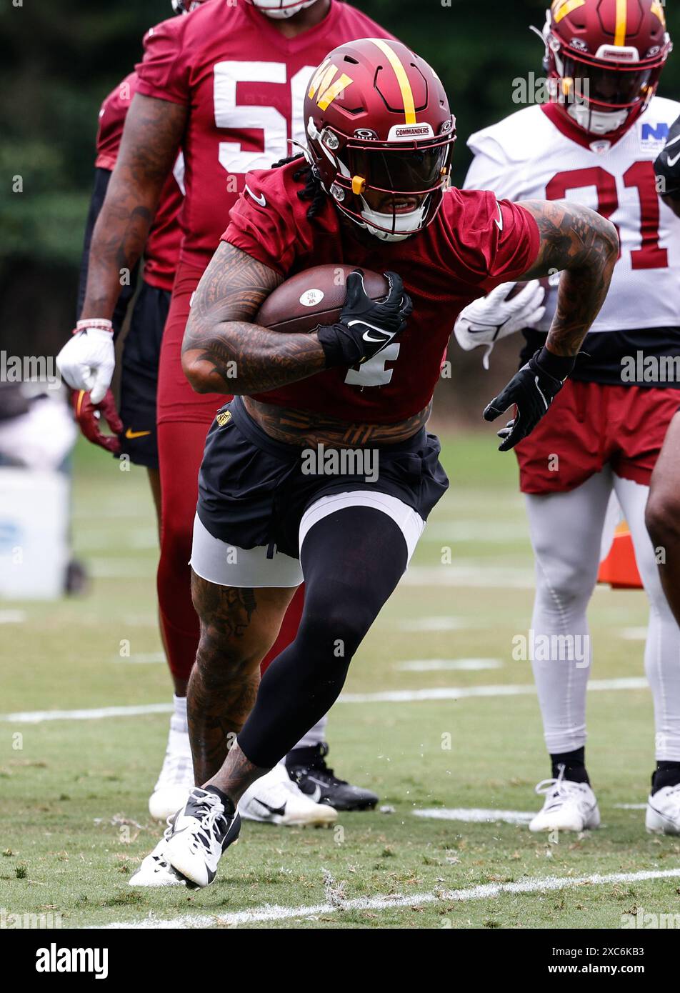 Washington Commanders linebacker Frankie Luvu (4) performing drills at ...