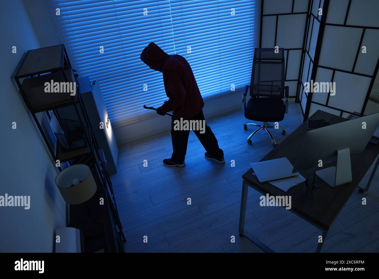 Burglar crowbar flashlight looking hi-res stock photography and images ...