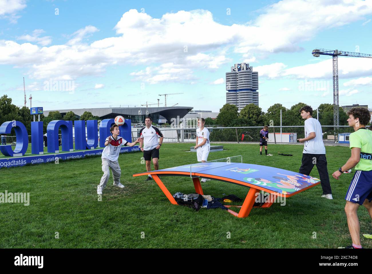 (240615) -- MUNICH, June 15, 2024 (Xinhua) -- Football fans play a game ...