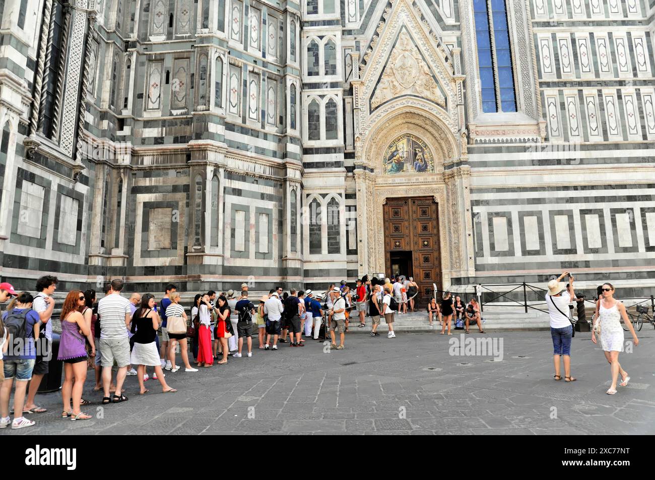 Queue of people, Duomo, Santa Maria del Fiore with Brunelleschi dome ...
