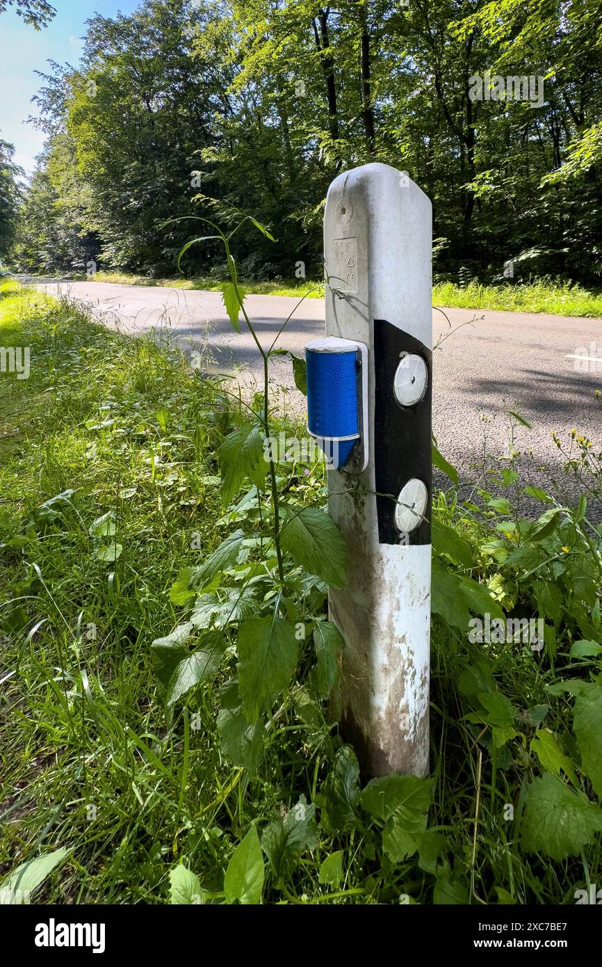 Wildlife warning reflector on roadside posts Reflective reflector to ...