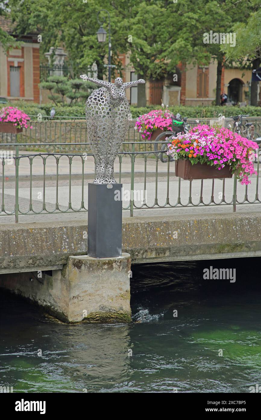 Sculpture Plongeon, head jump, by Laurent Maero, Maero, metal grid ...