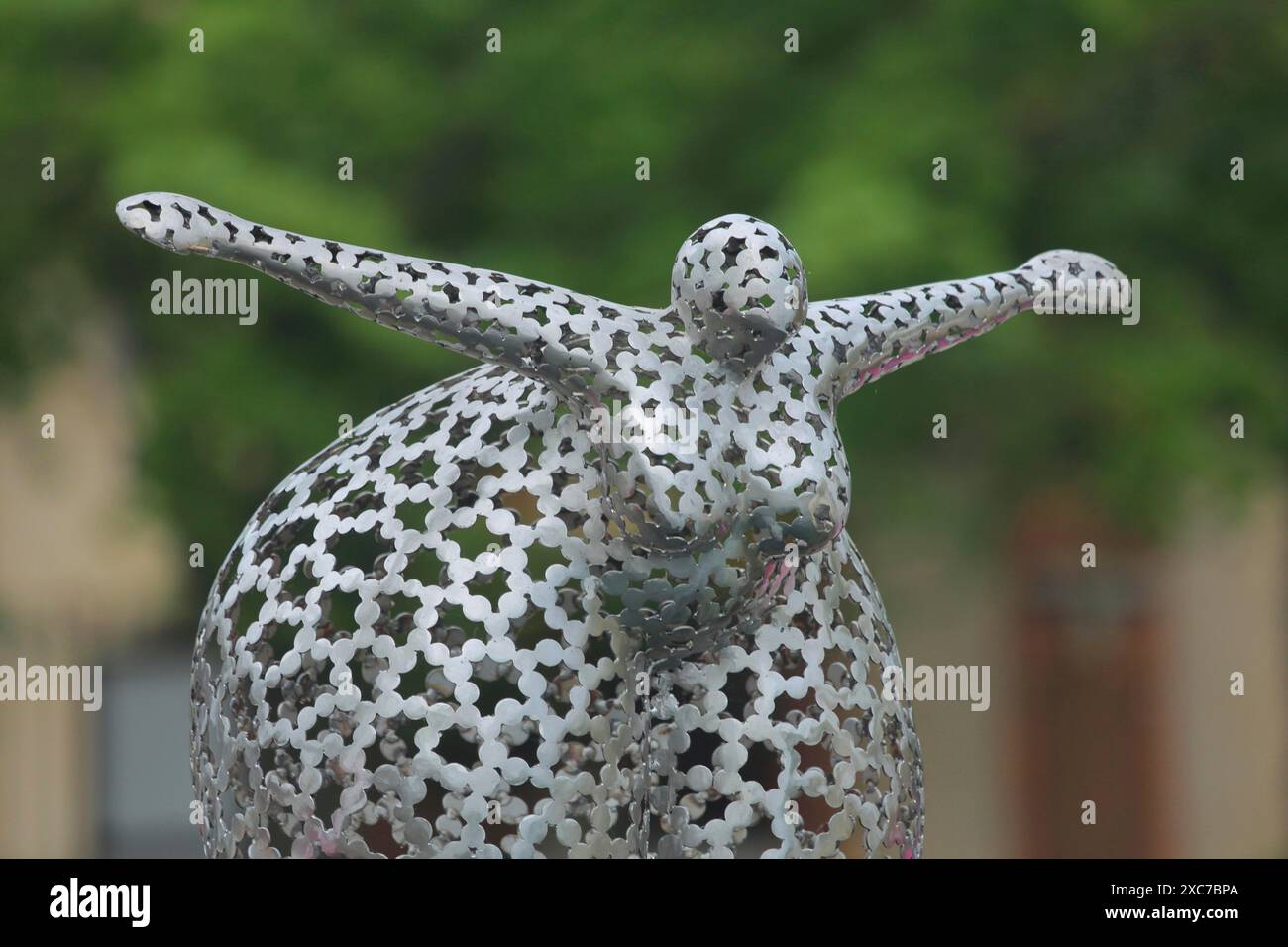 Sculpture Plongeon, head jump, by Laurent Maero, Maero, metal grid ...