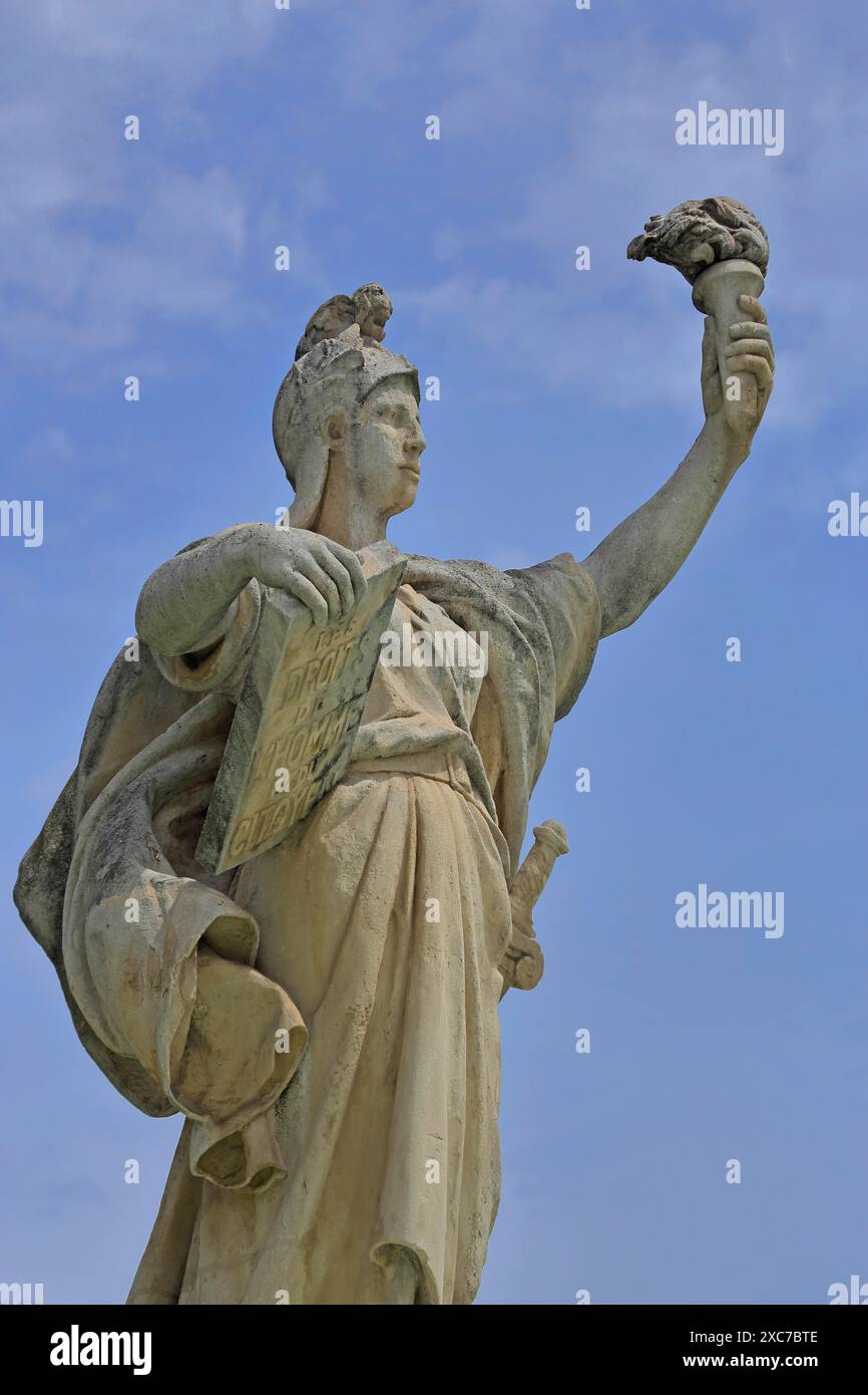 Sculpture Statue of Liberty at the Fontaine de la Federation built in ...