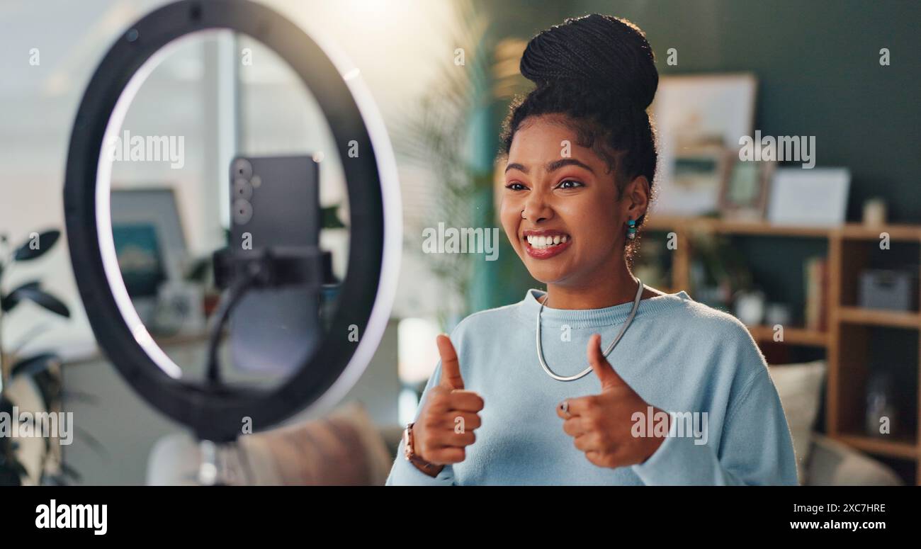 Woman photographer thumbs up hi-res stock photography and images - Alamy