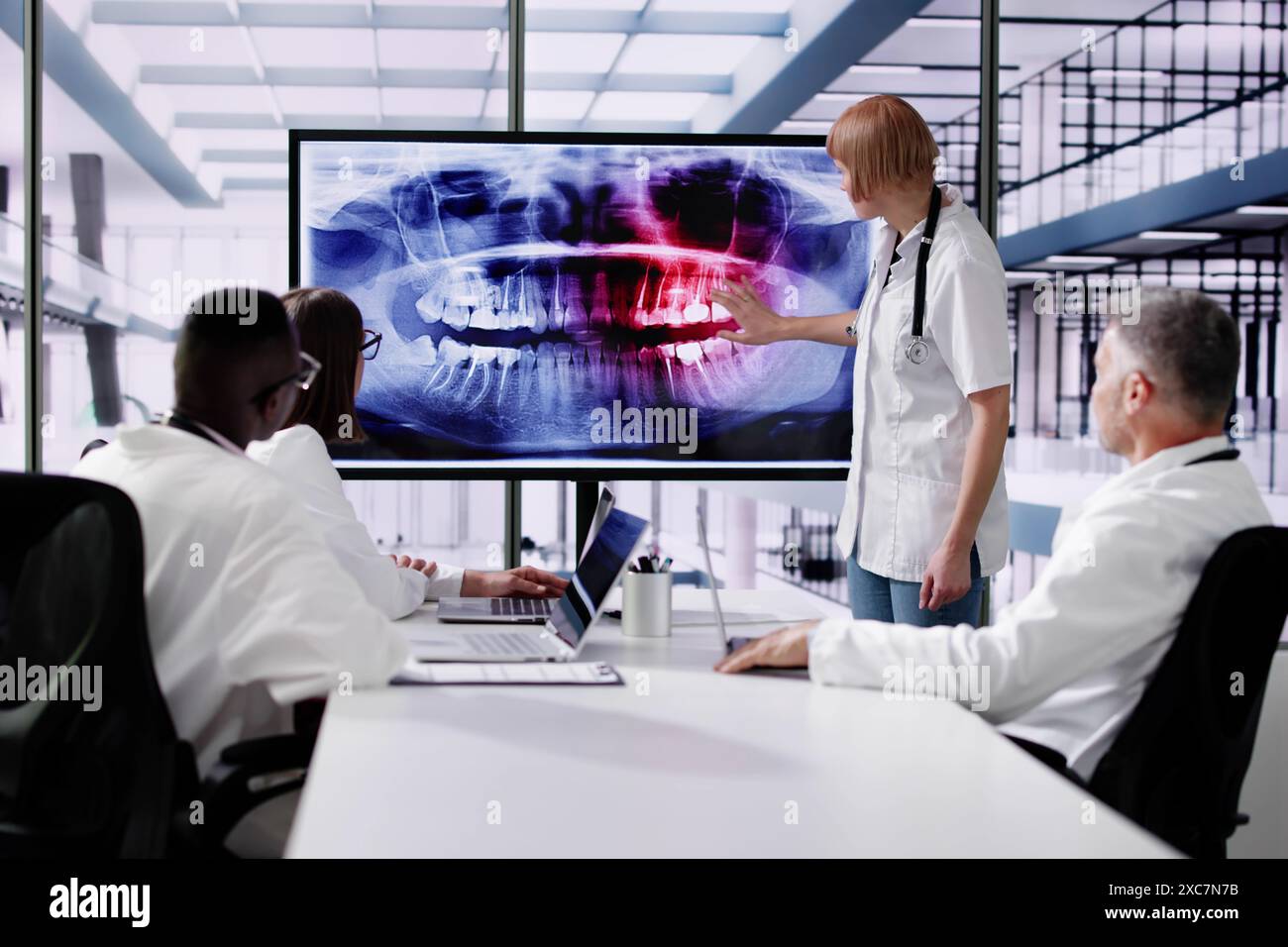 Woman doctor presentation ray hi-res stock photography and images - Alamy