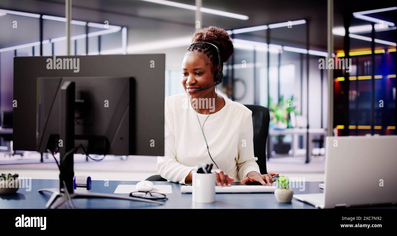 Women modern meeting screens hi-res stock photography and images - Alamy