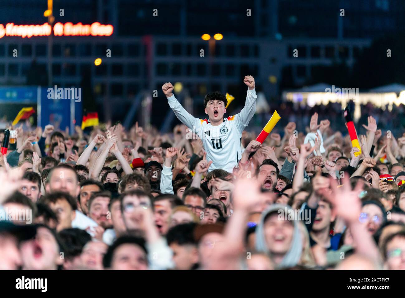 Jubel nach dem vierten Tor, Fans, Jubel, Freude, Fan in der Menge GER ...