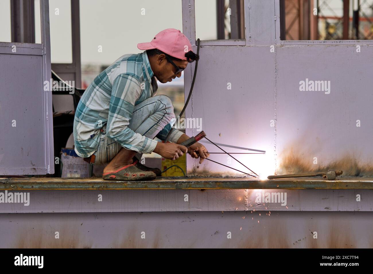 Varanasi, India: welder at work Stock Photo - Alamy