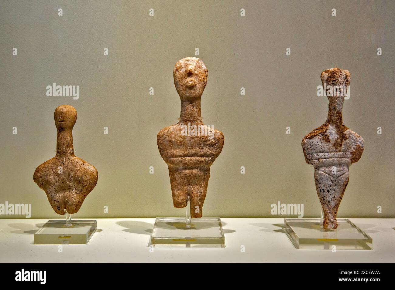 Cycladic type figurines, 2600-2200 BC, Heraklion Archaeological Museum ...