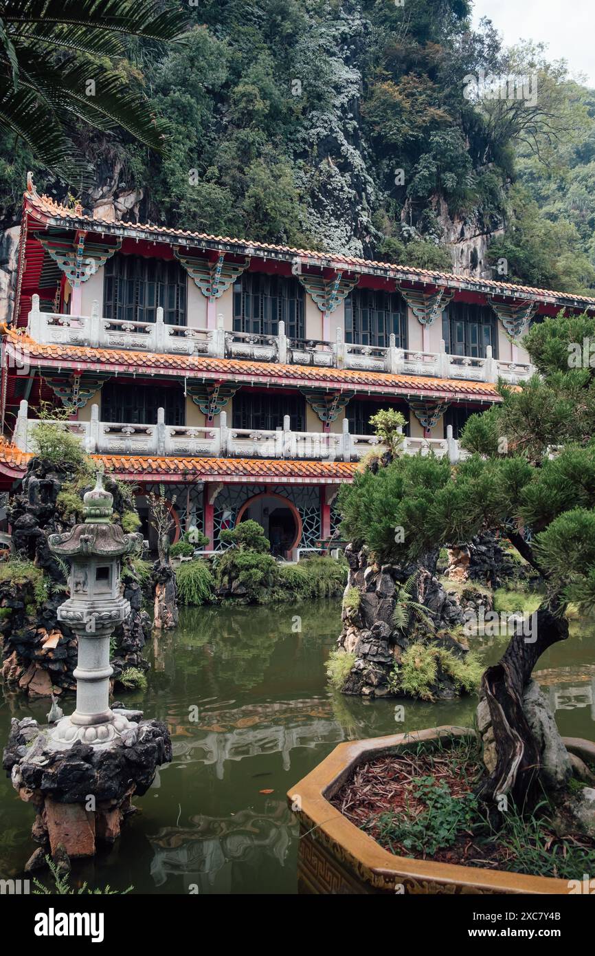 The wonderful facade of a building in the Sam Poh Tong temple in ...