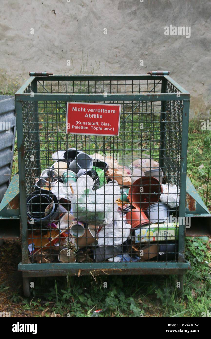 Abfallkorb hi-res stock photography and images - Alamy