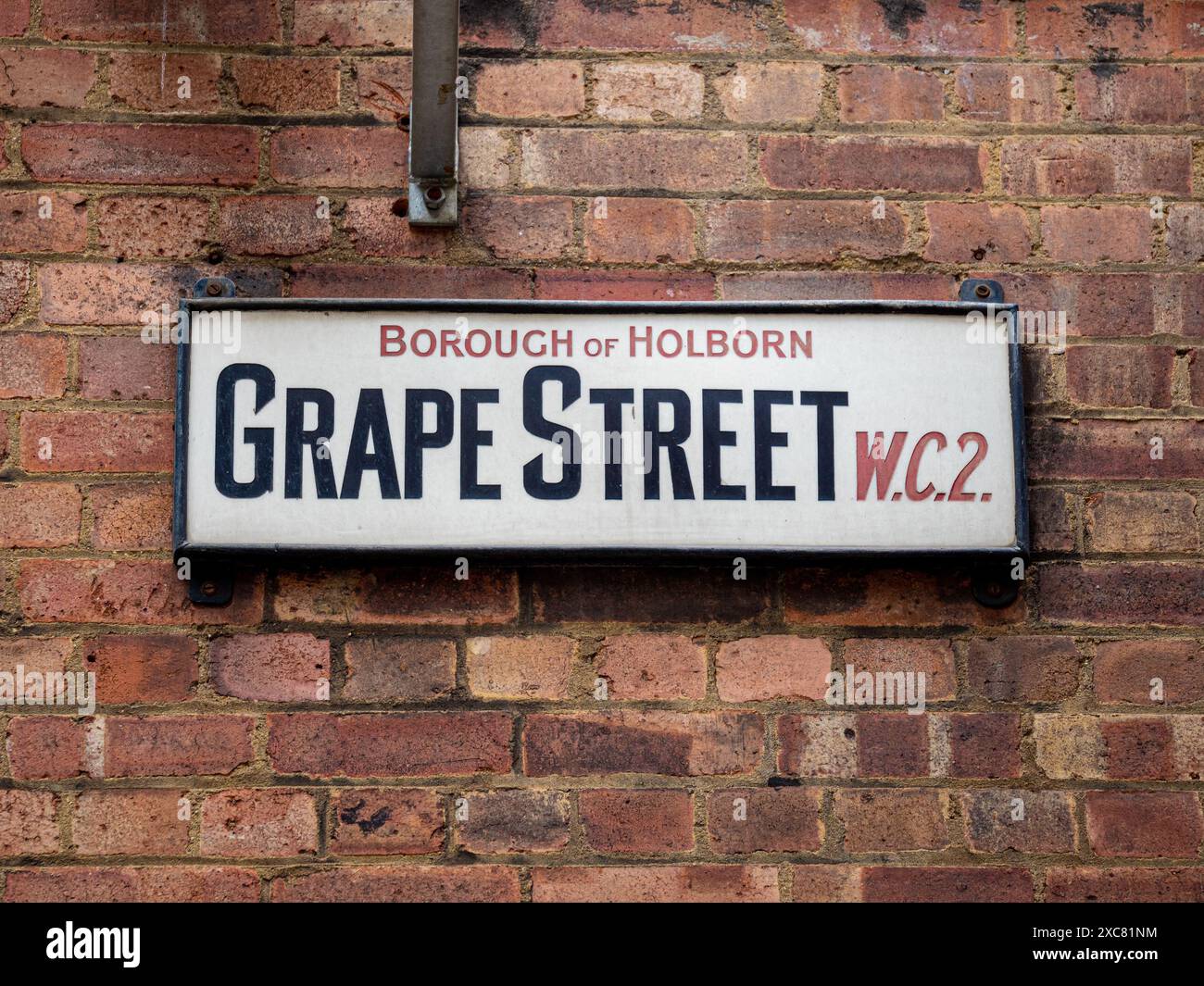 Vintage street signs london hi-res stock photography and images - Alamy