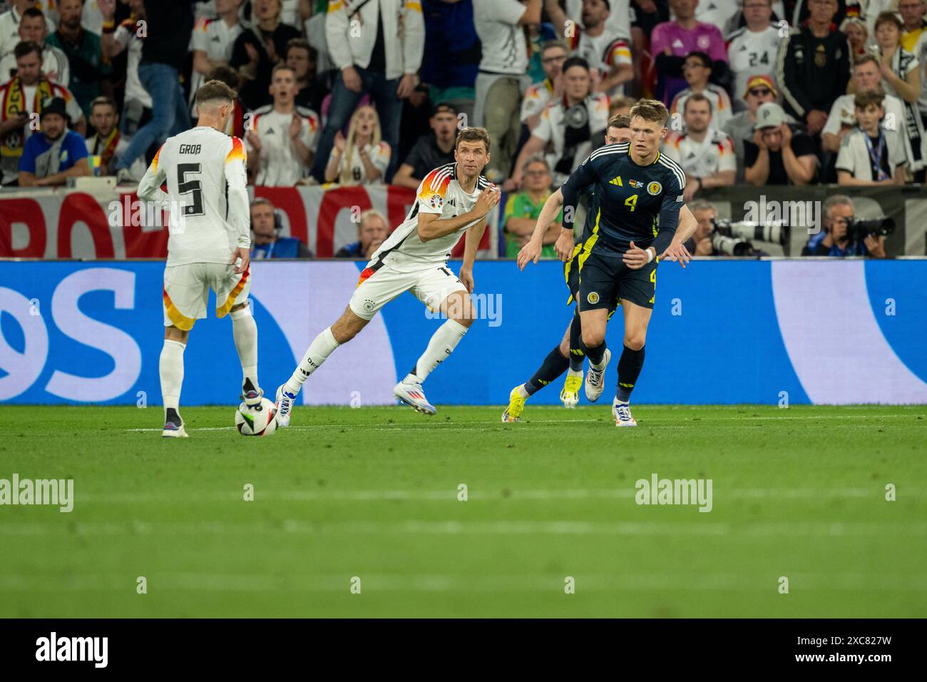 Pascal Gross (Deutschland #05), Thomas Mueller (Deutschland #13), Scott ...