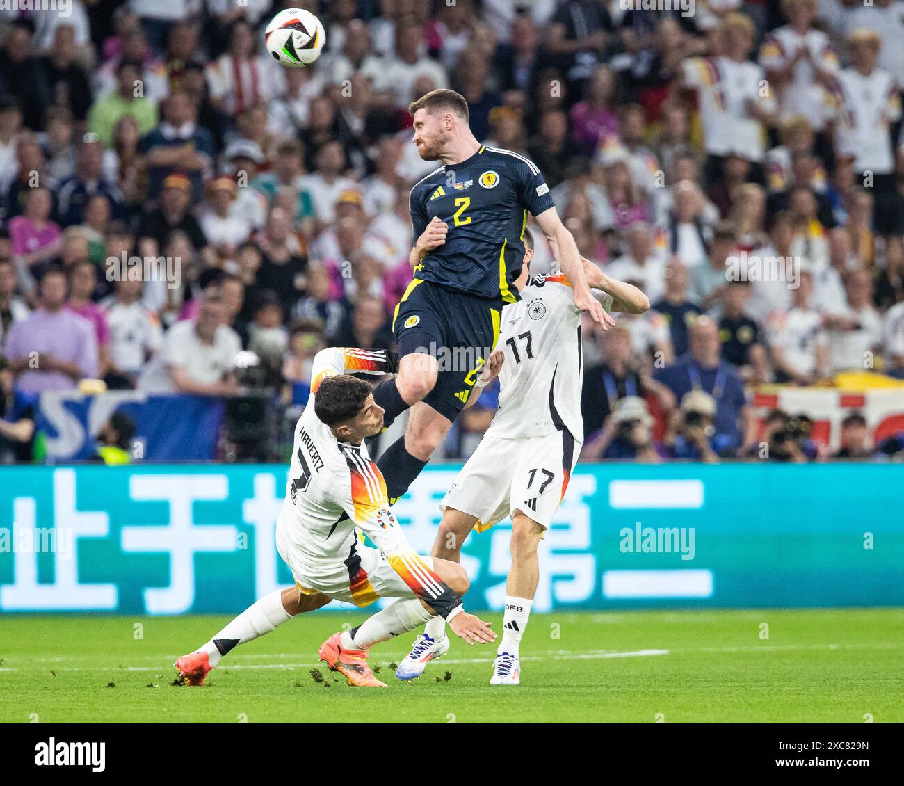 Kopfball von John McGinn (Schottland #07), Kai Havertz (Deutschland #07 ...
