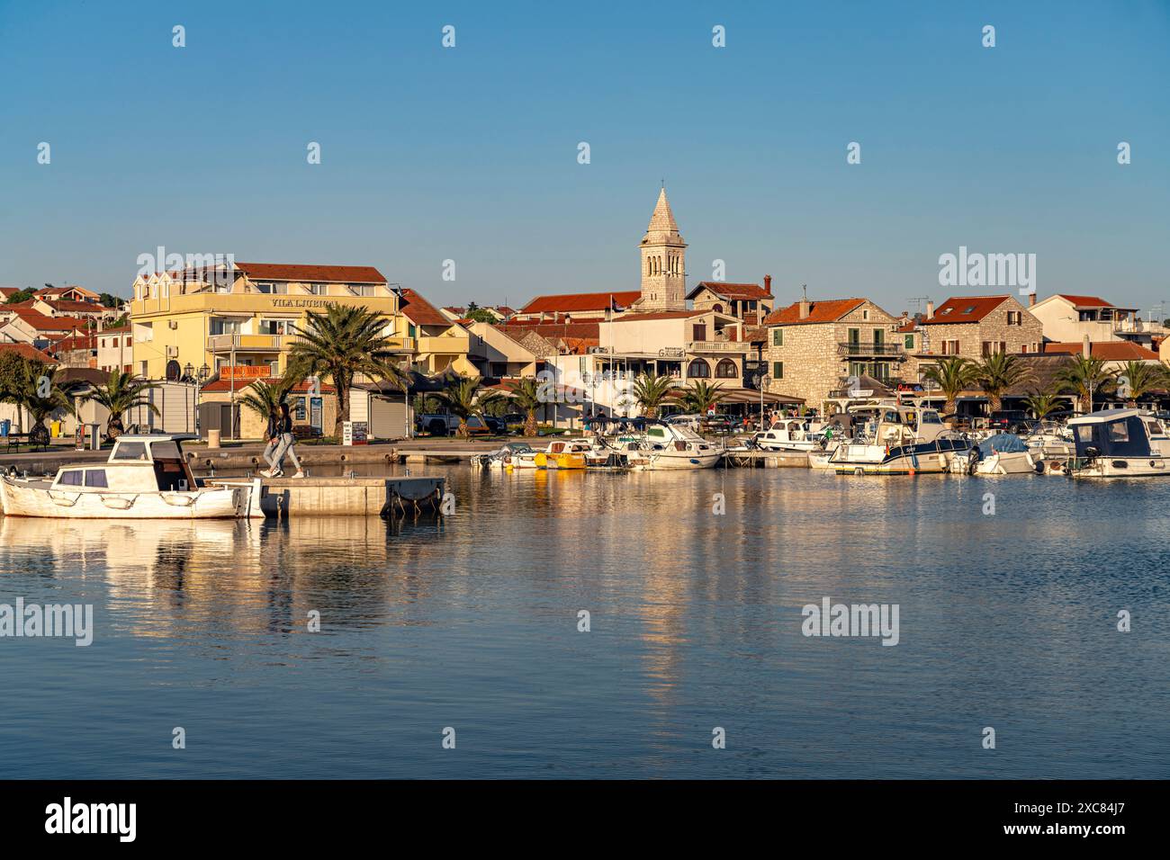 Stadtansicht und Hafen von Pakostane, Kroatien, Europa | Pakostane ...