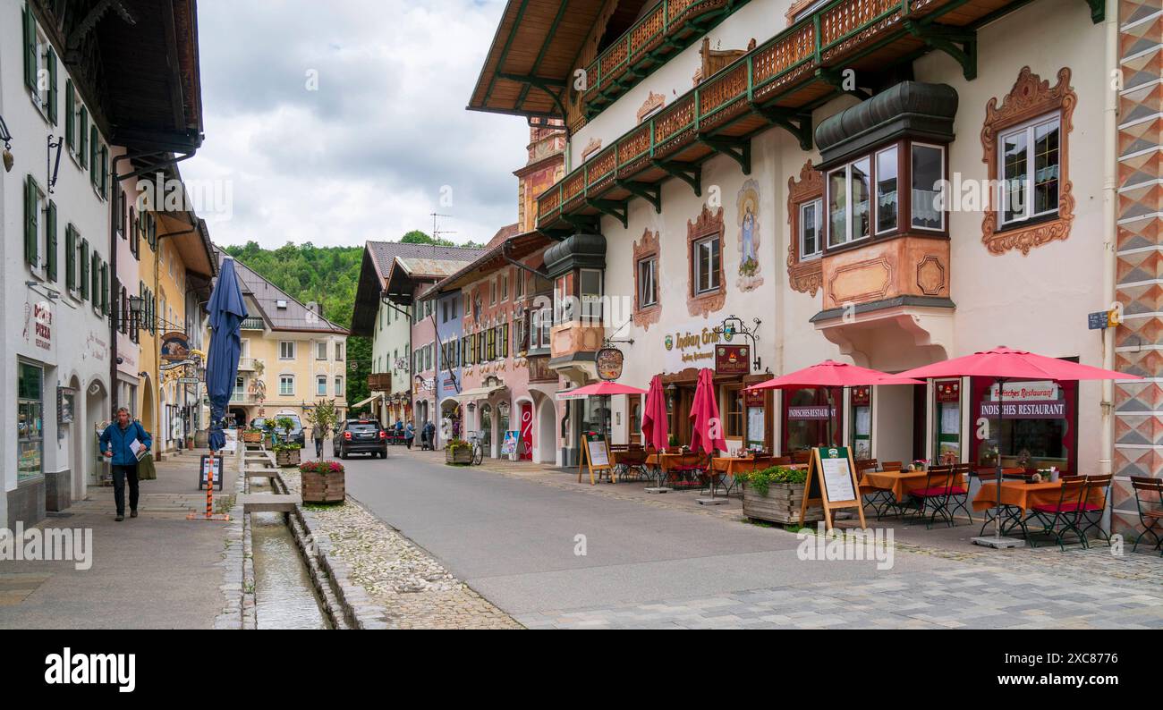 Die Marktgemeinde Mittenwald mit historischen Gebäuden Mittenwald liegt ...