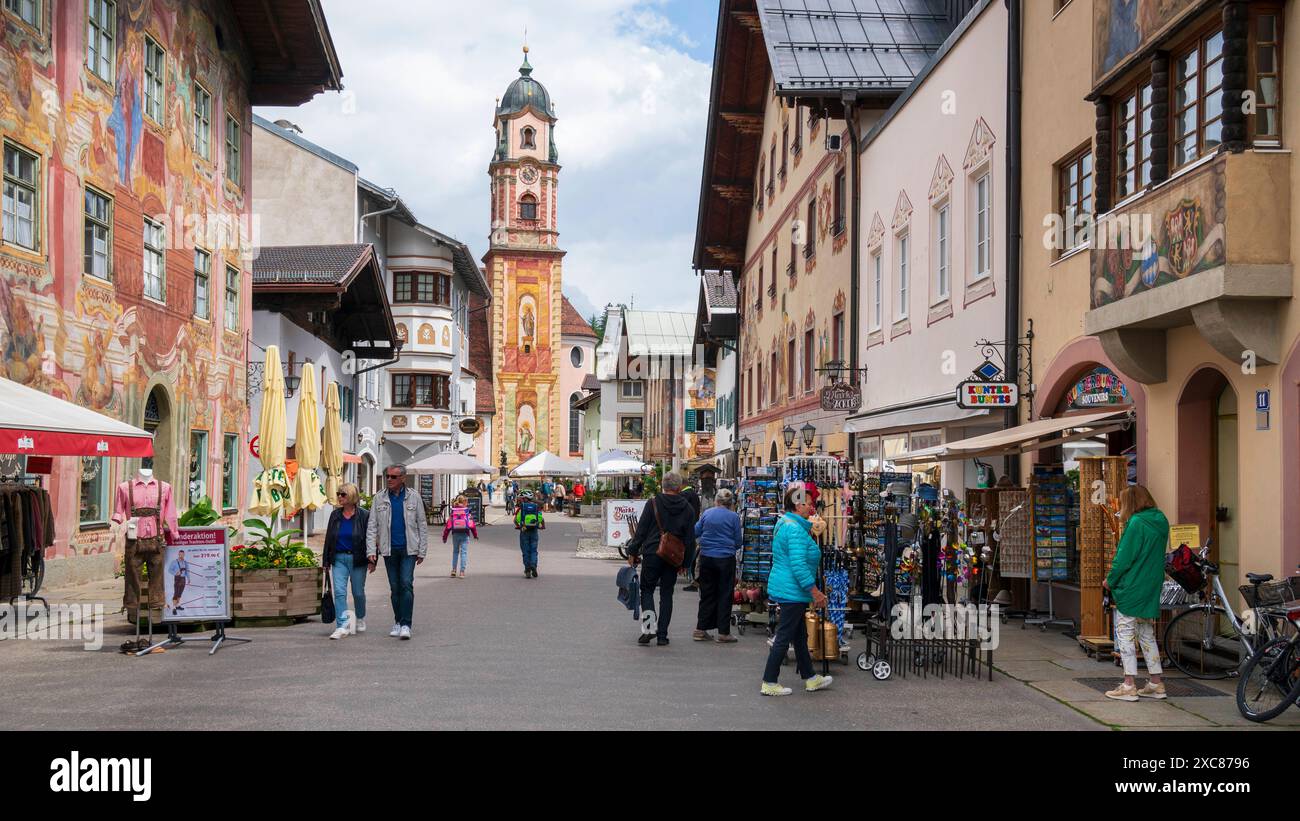 Die Marktgemeinde Mittenwald mit historischen Gebäuden Mittenwald liegt ...
