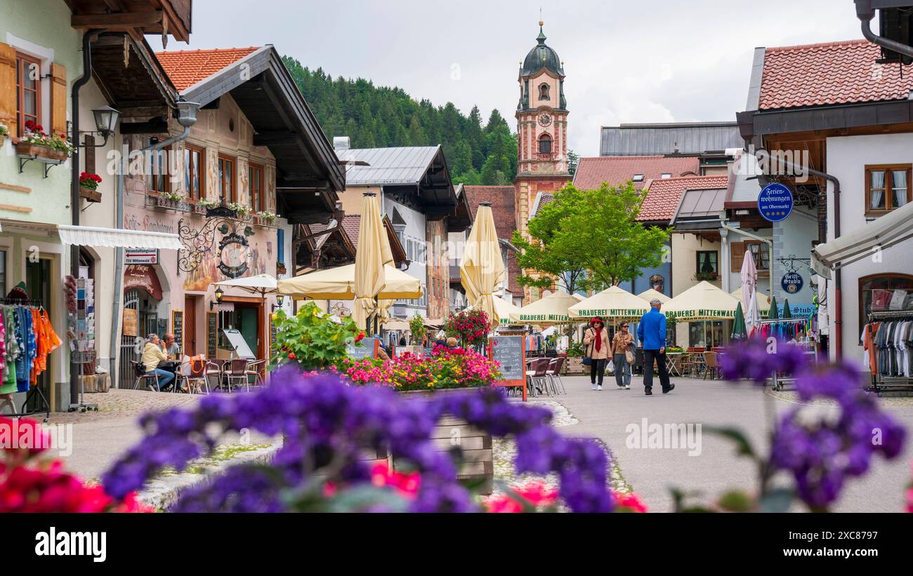 Die Marktgemeinde Mittenwald mit historischen Gebäuden Mittenwald liegt ...