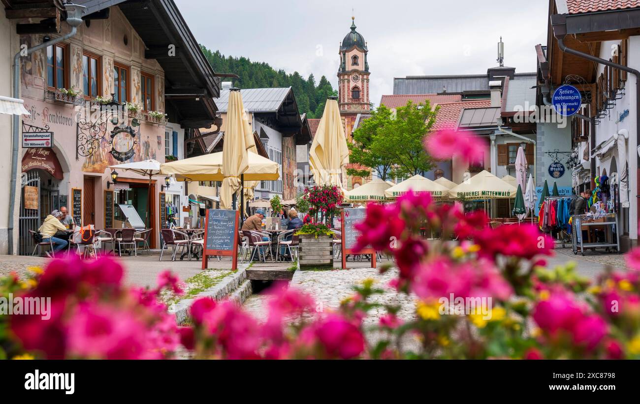 Die Marktgemeinde Mittenwald mit historischen Gebäuden Mittenwald liegt ...