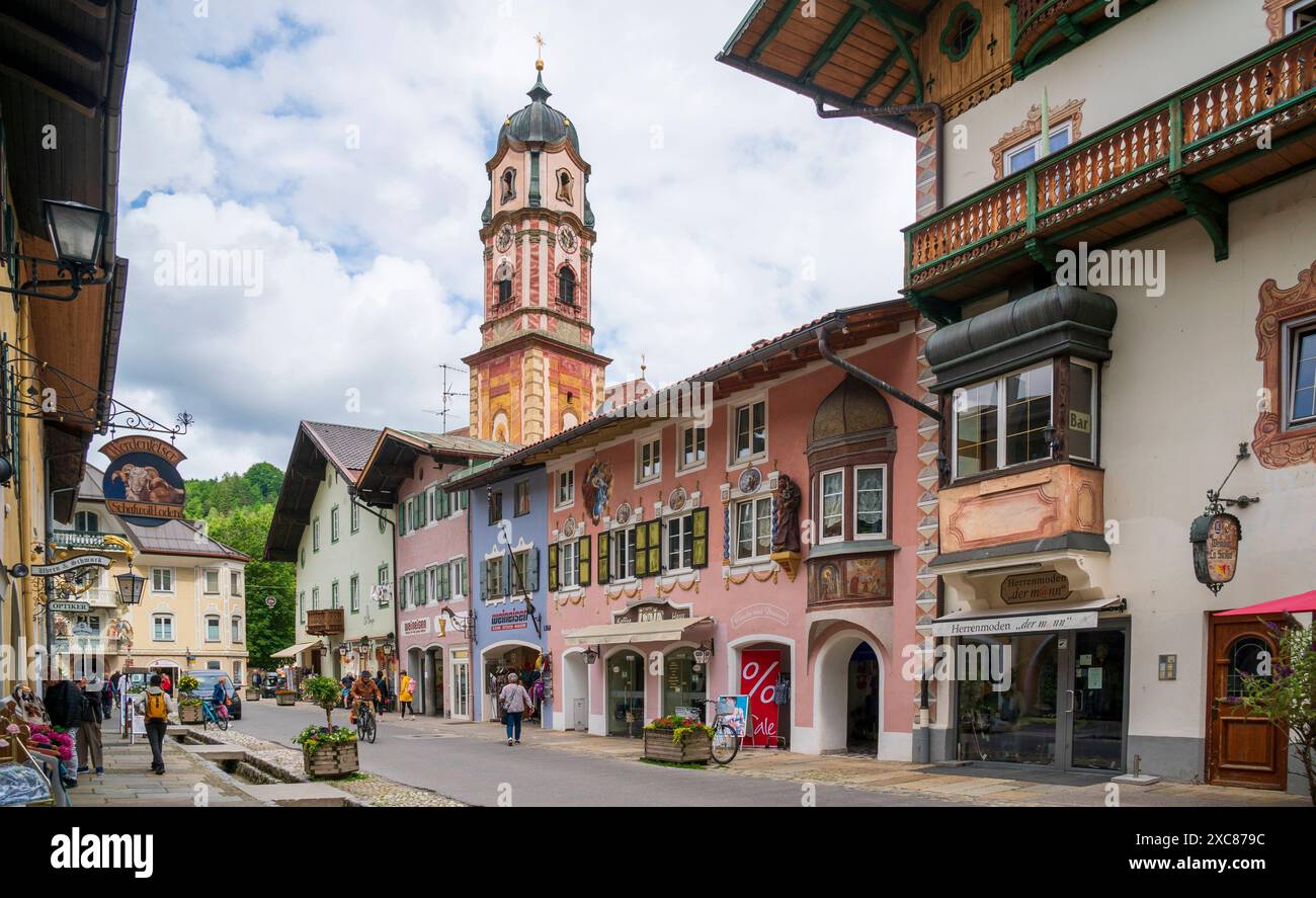 Die Marktgemeinde Mittenwald mit historischen Gebäuden Mittenwald liegt ...