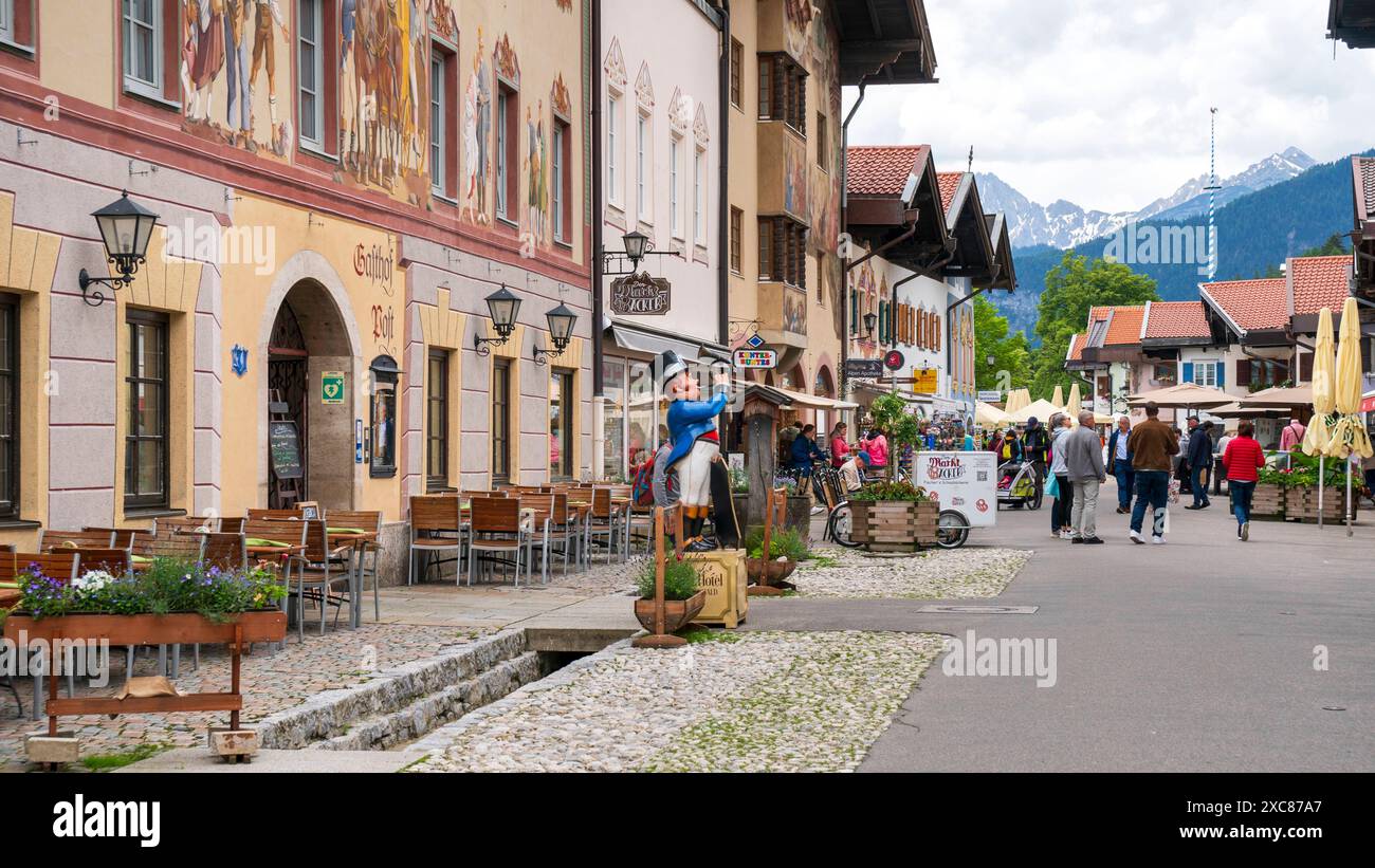 Die Marktgemeinde Mittenwald mit historischen Gebäuden Mittenwald liegt ...