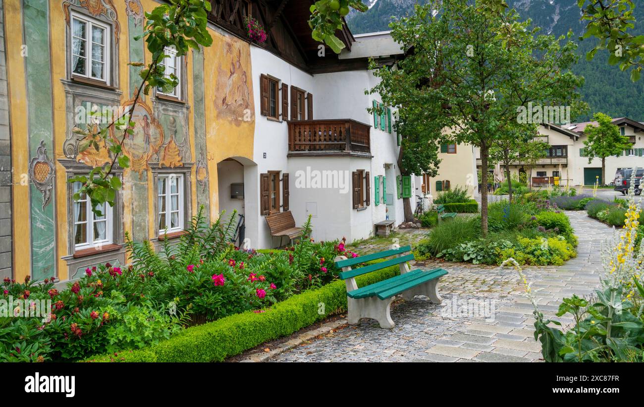 Die Marktgemeinde Mittenwald mit historischen Gebäuden Mittenwald liegt ...