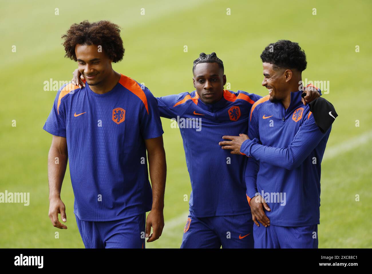 WOLFSBURG - (l-r) Joshua Zirkzee, Jeremie Frimpong, Ian Maatsen during ...