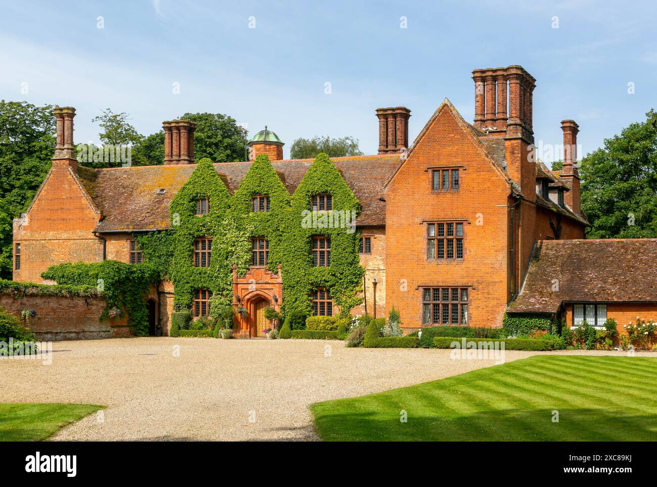 Tudor architecture of woodhall manor hi-res stock photography and ...