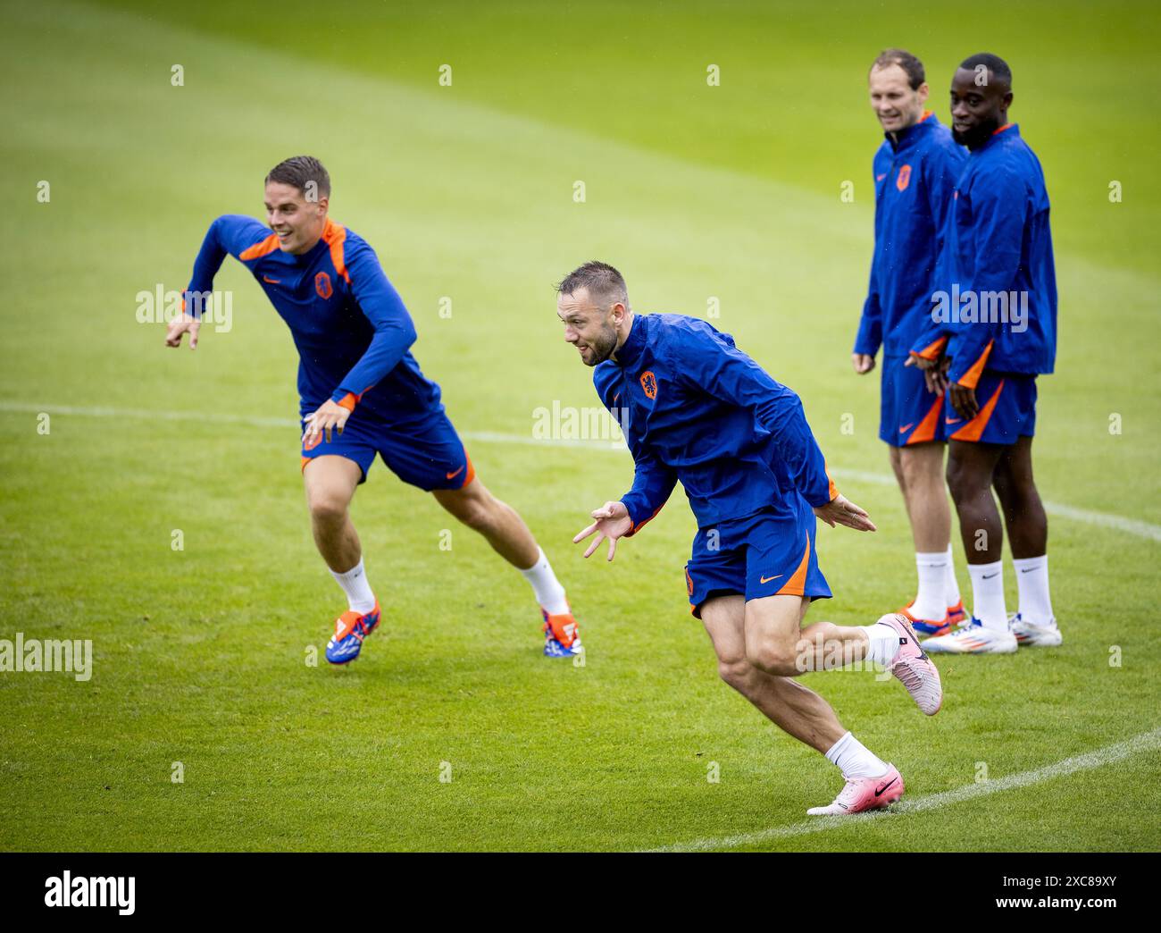 WOLFSBURG - Joey Veerman, Stefan de Vrij, Daley Blind and Lutsharel ...