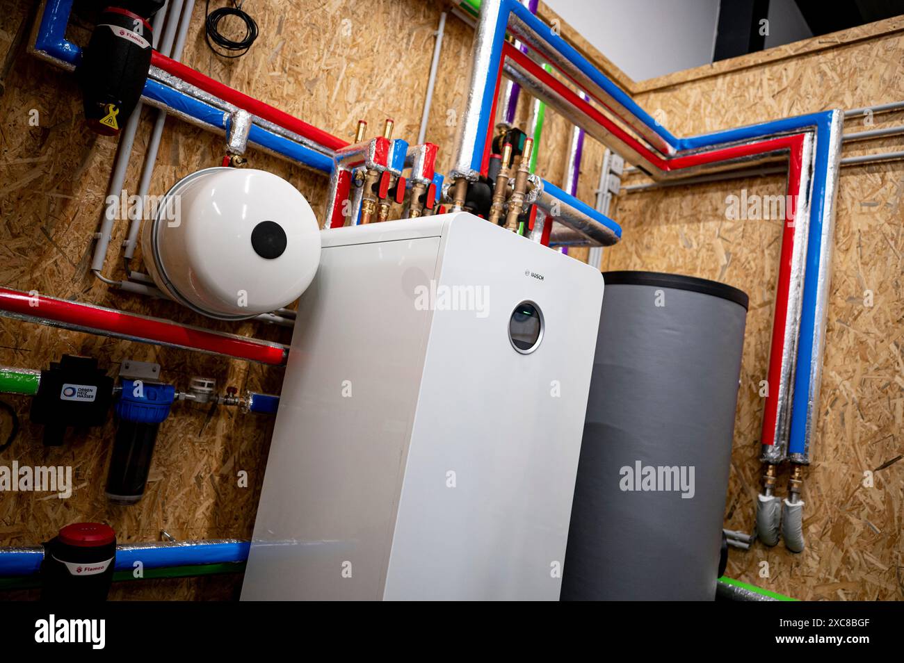 14 June 2024, Brandenburg, Blankenfelde-Mahlow: A heat pump from Bosch ...