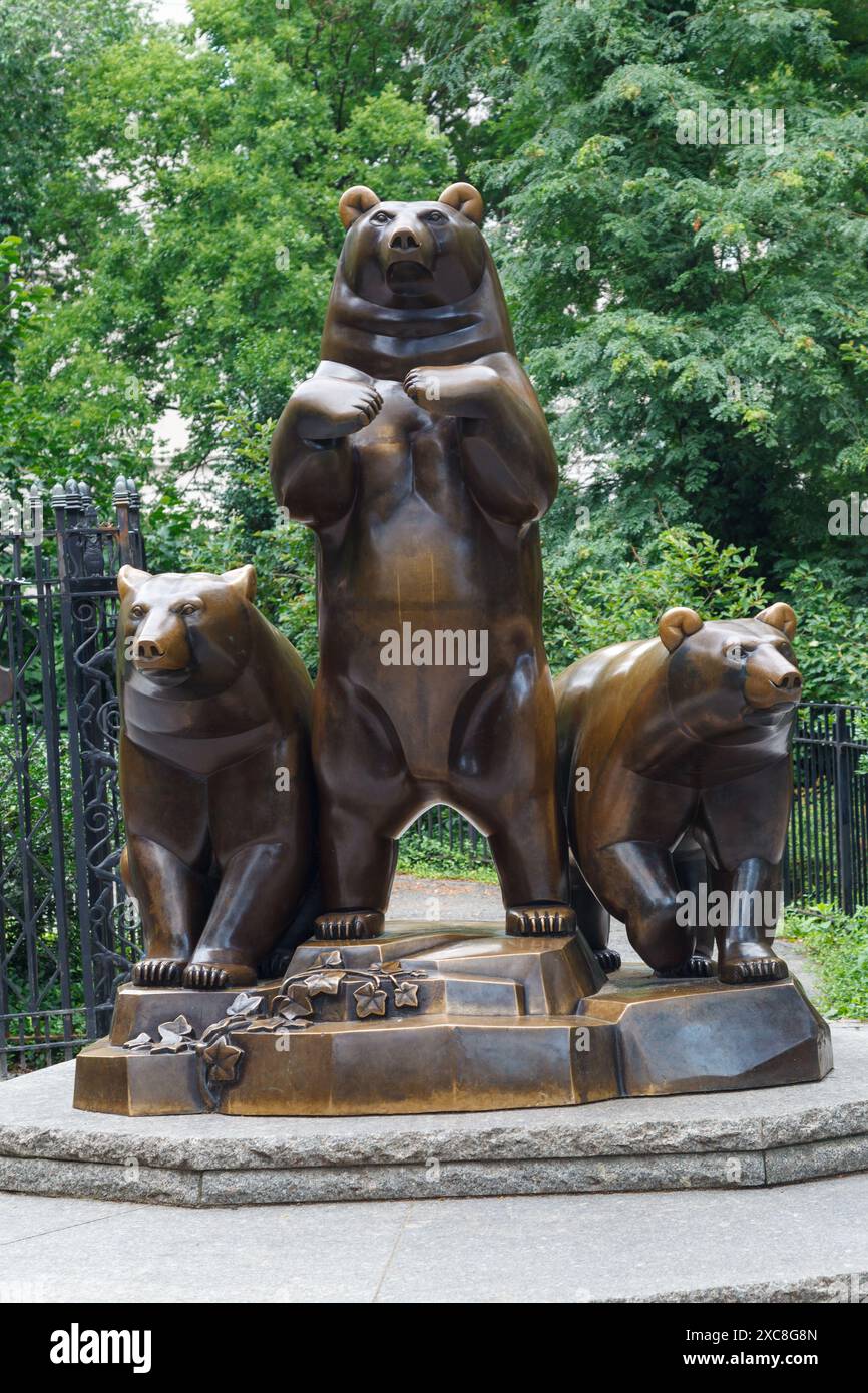 Three bear statues in Central Park New York City Stock Photo - Alamy