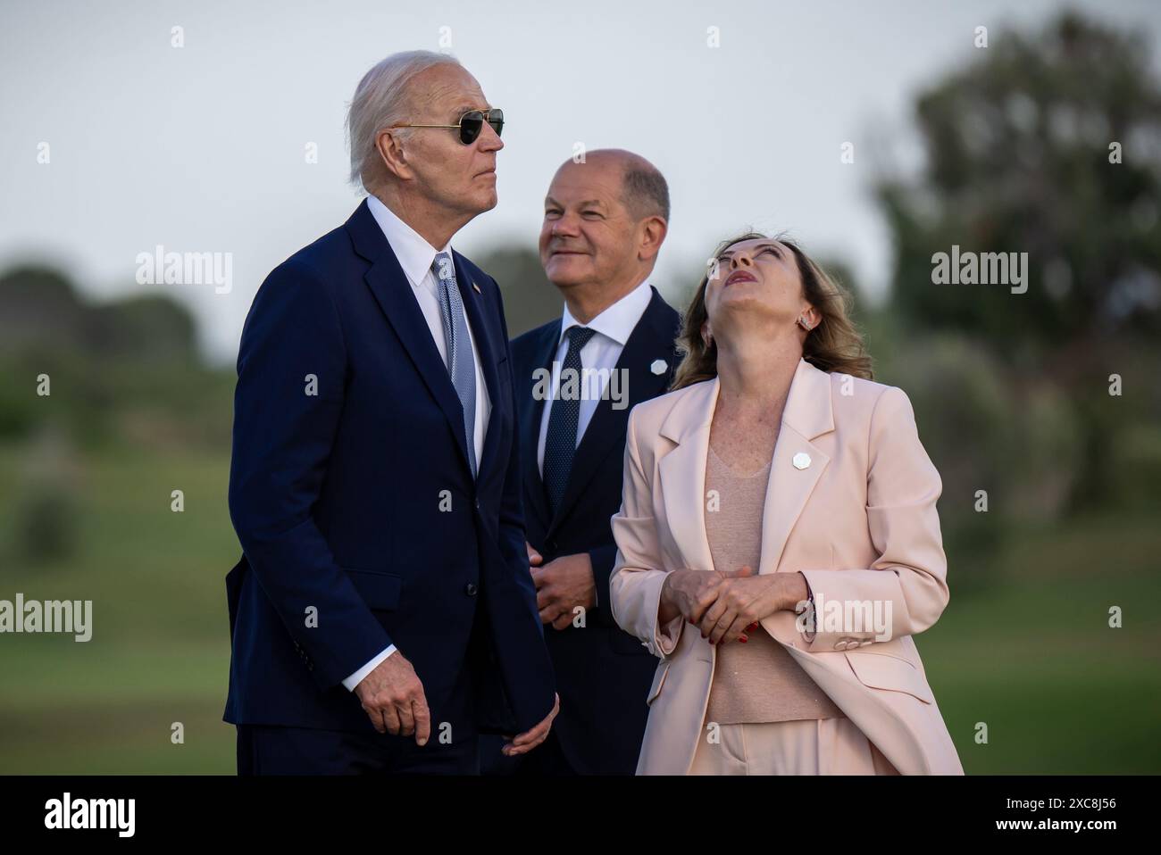 Bari, Italy. 13th June, 2024. US President Joe Biden (l) watches ...