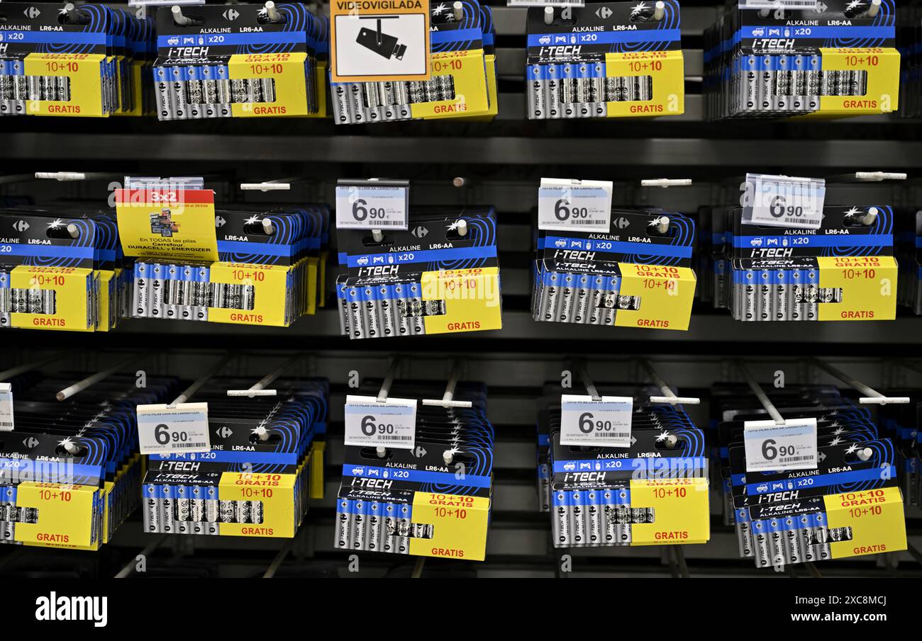 Aa batteries packs hi-res stock photography and images - Alamy