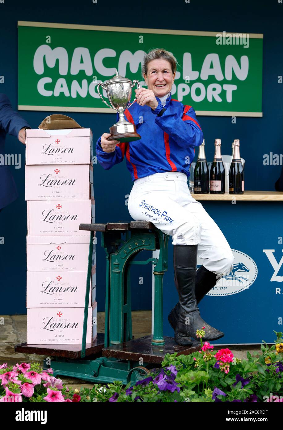 The melbourne cup trophy 2024 hi-res stock photography and images - Alamy