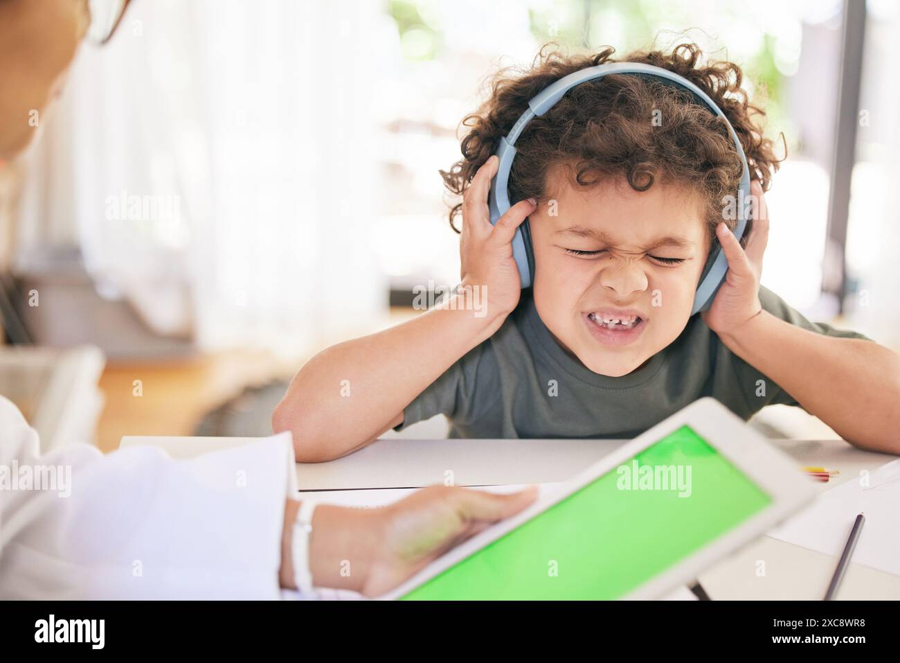 Audio test child hi-res stock photography and images - Alamy