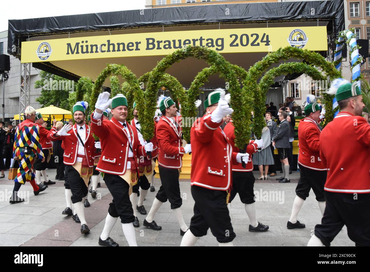 Schaeffler Tanz Muenchen 15.06.2024 Marienplatz Muenchner Brauertag vom ...