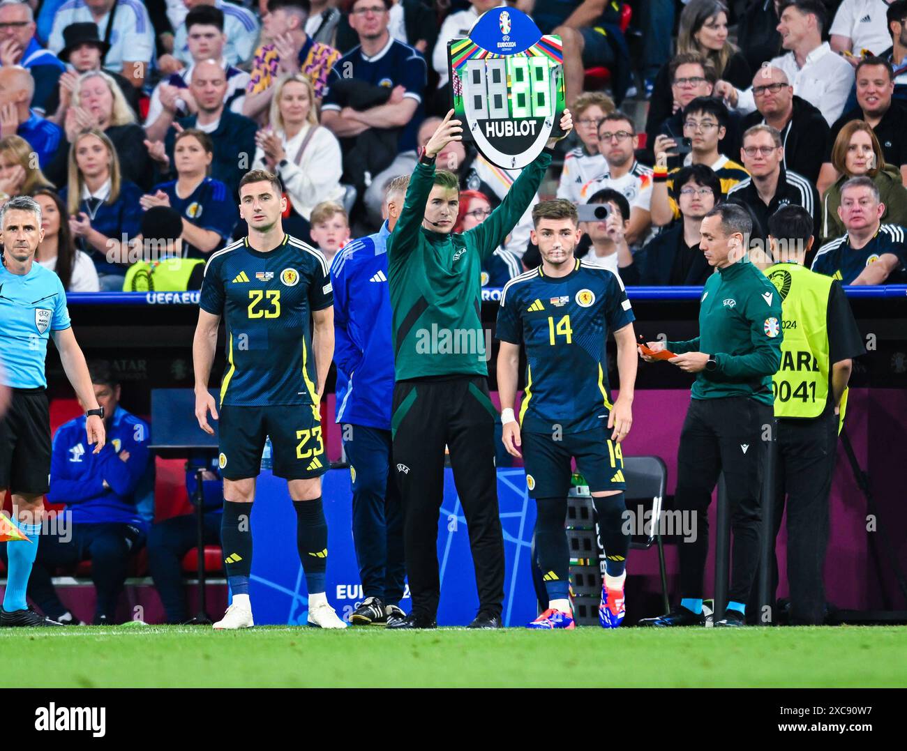 Kenny McLean Scotland und Billy Gilmour Scotland werden eingewechselt ...