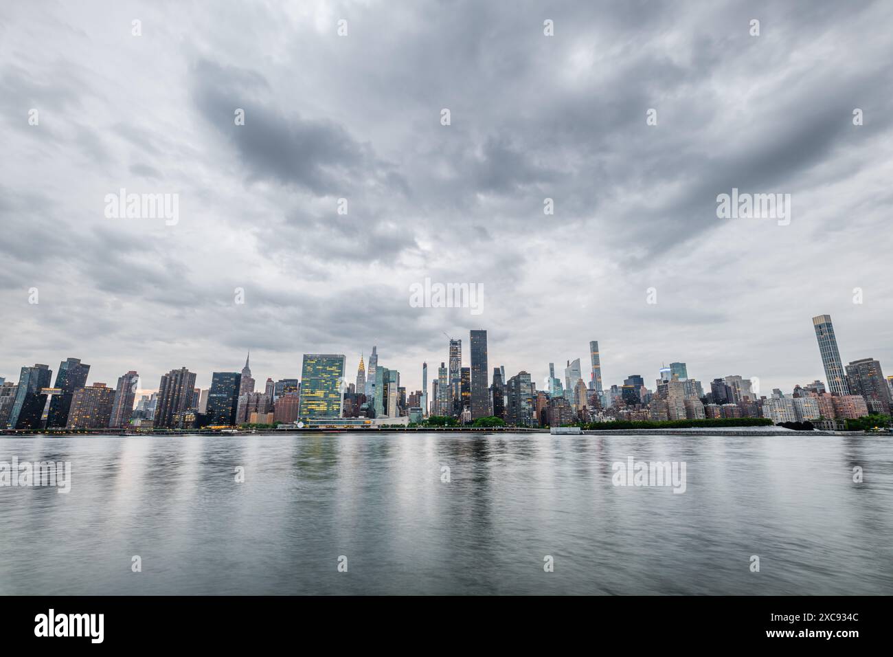 Manhattan skyline view from Gantry Plaza State Park in Long Island City ...