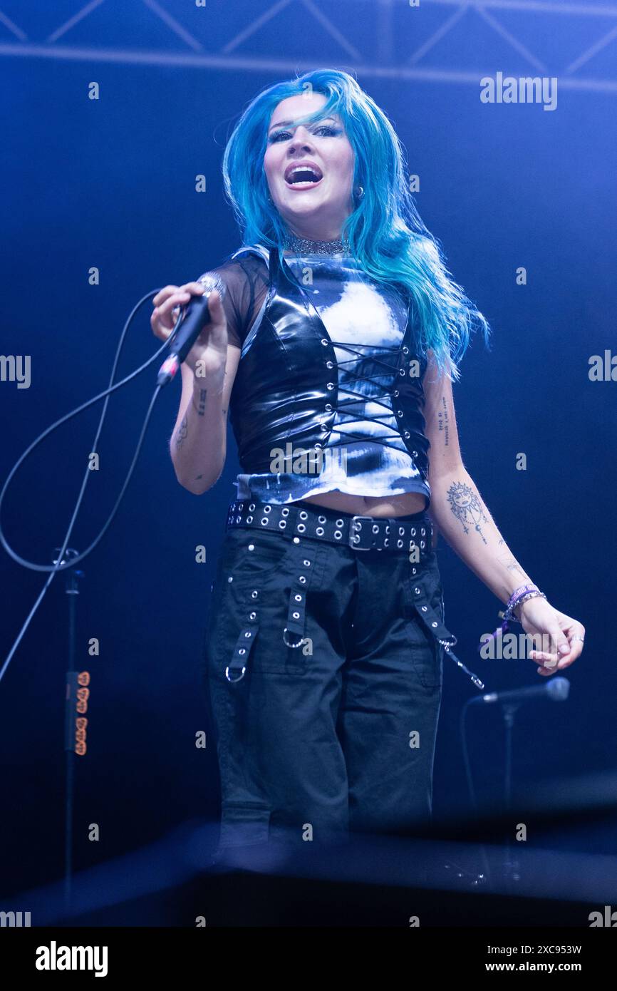 Singer charlotte sands hi-res stock photography and images - Alamy