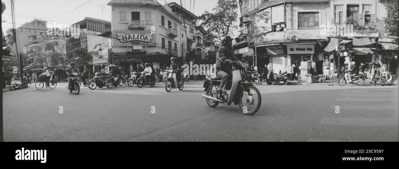 Vietnam Vietnam, 2080808, Mopedfahrer ,in saigon *** Vietnam Vietnam ...