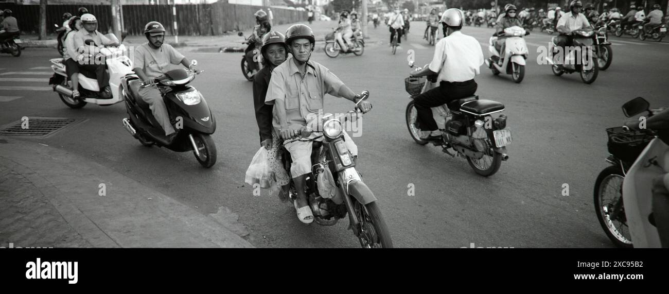 Vietnam Vietnam, 2080808, Mopedfahrer ,in saigon *** Vietnam Vietnam ...