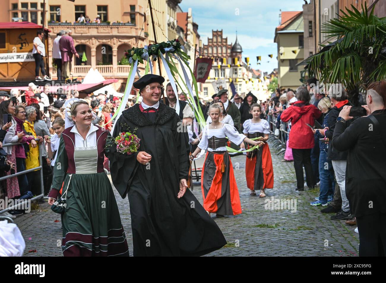 Lutherstadt Wittenberg, Germany. 15th June, 2024. The bridal couple ...